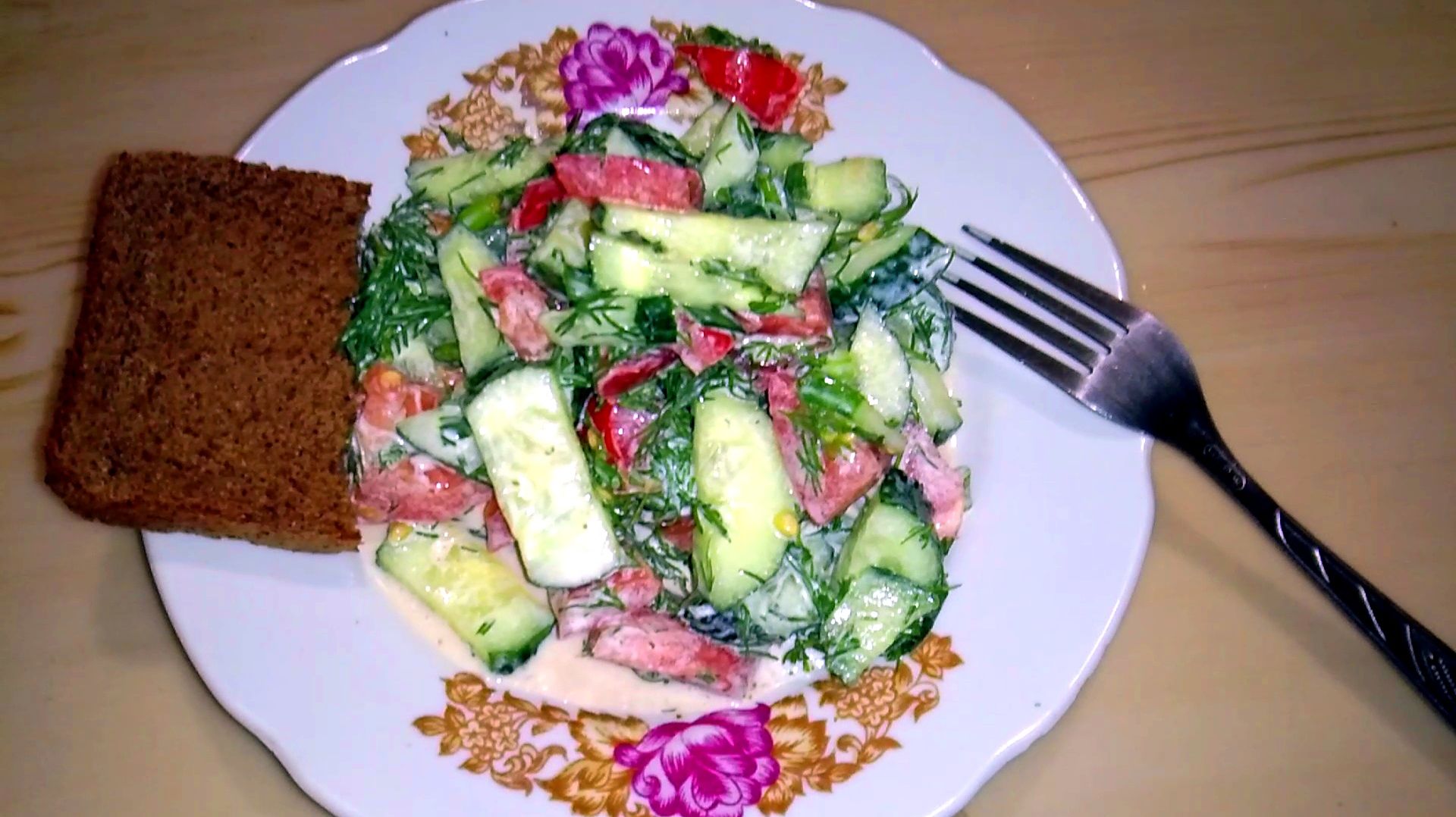 Простой летний Салат из огурцов и помидоров - рецепт