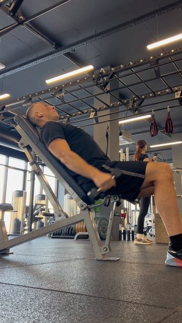 Сгибание рук сидя на наклонной скамье