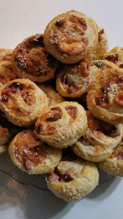Улитки с сыром и сосисками, быстро, просто #выпечка #готовимдома #пропокушать #сосиски #вкусно #едим