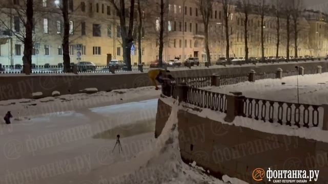 Ночью лёд в Петербурге превратился в экстремальную площадку- мотоцикл, сноуборд и каскад трюков в пр