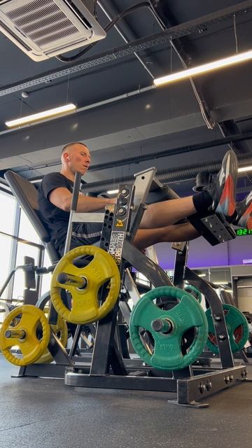 Сгибание голени в рычажном тренажере сидя