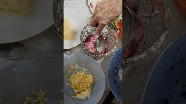 ✨ СЕКРЕТНЫЙ РЕЦЕПТ! Этот слоёный салат из свеклы съедается за 5 минут. Никогда так не готовила!