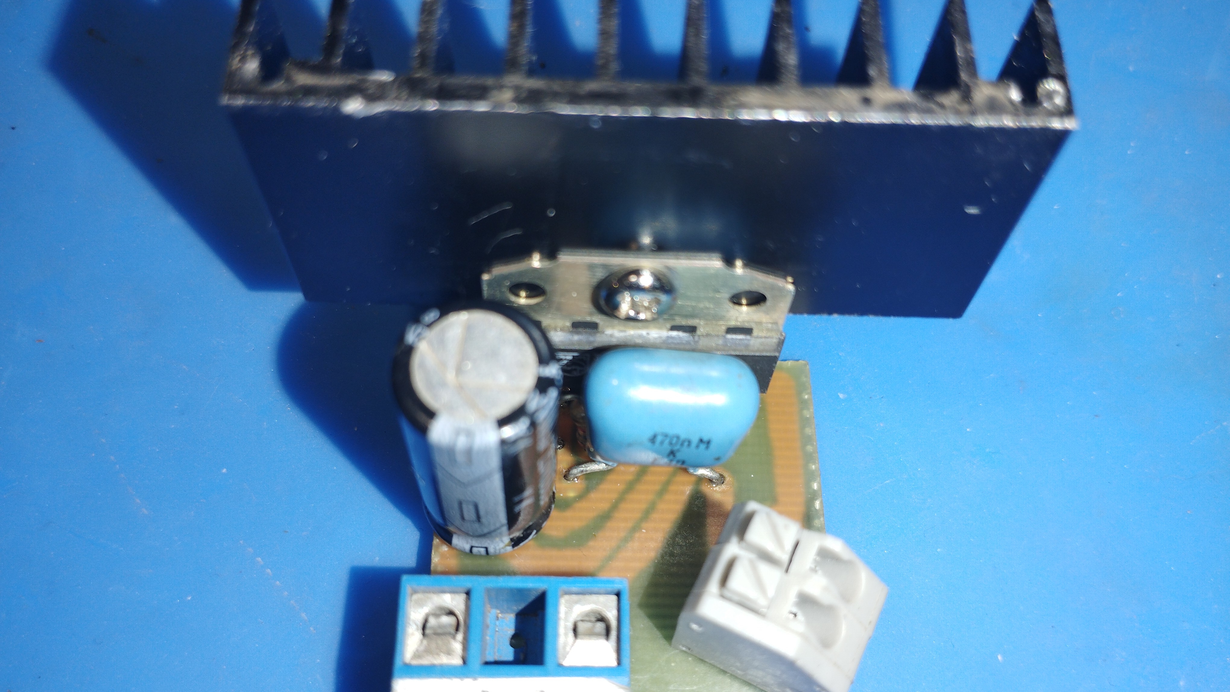 Громкий УНЧ для начинающих. Прост и всего 4 детали.