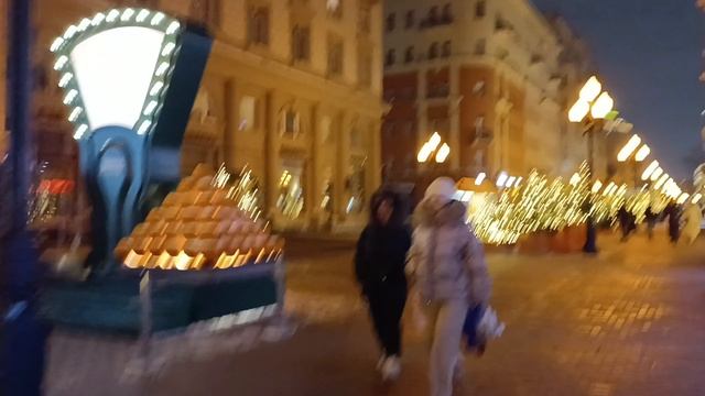 Весы, измеряющие вес в мандаринах, Старый Арбат, Москва, 07.02.2026 (Old Arbat, Moscow, Russia 2026)