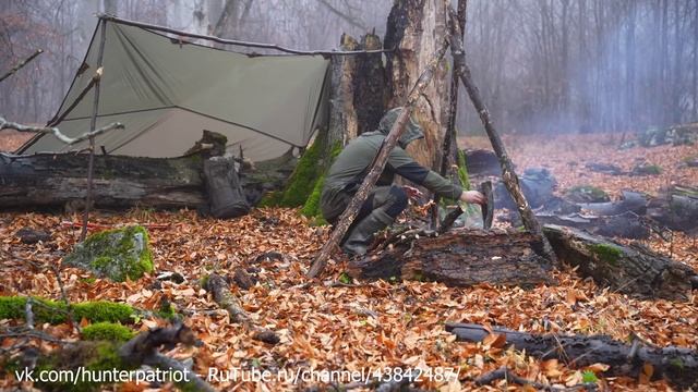 🌨️🌬 Одиночное зимнее выживание в Бушкрафте под проливным дождём🔥Строительство надёжного укрытия🌁