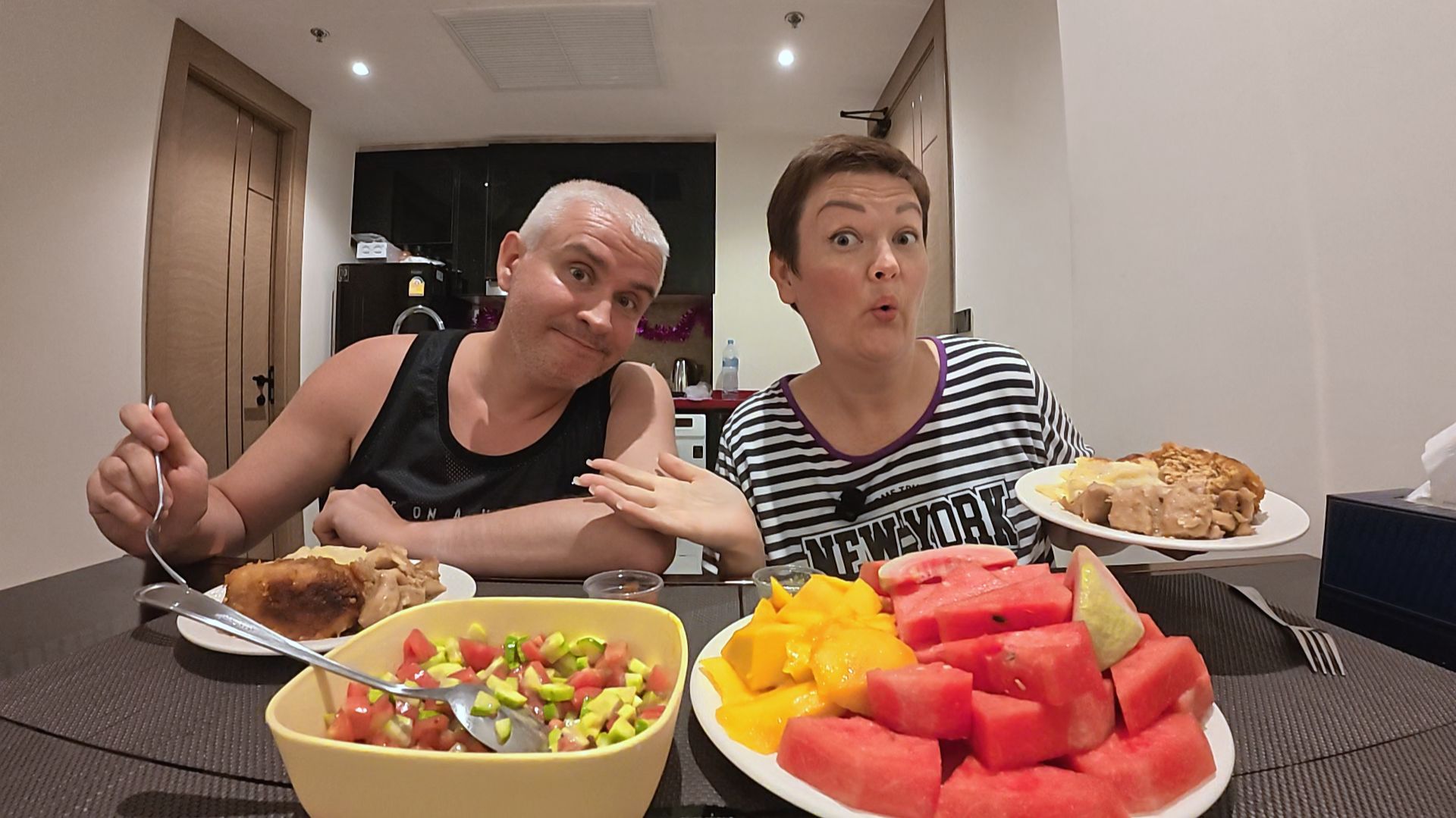 Мукбанг ДОКАТИЛИСЬ, сидим дома ЭКОНОМИМ ДЕНЬГИ в Таиланде! Мой ШОК от туристов Семейный ужин Паттайя