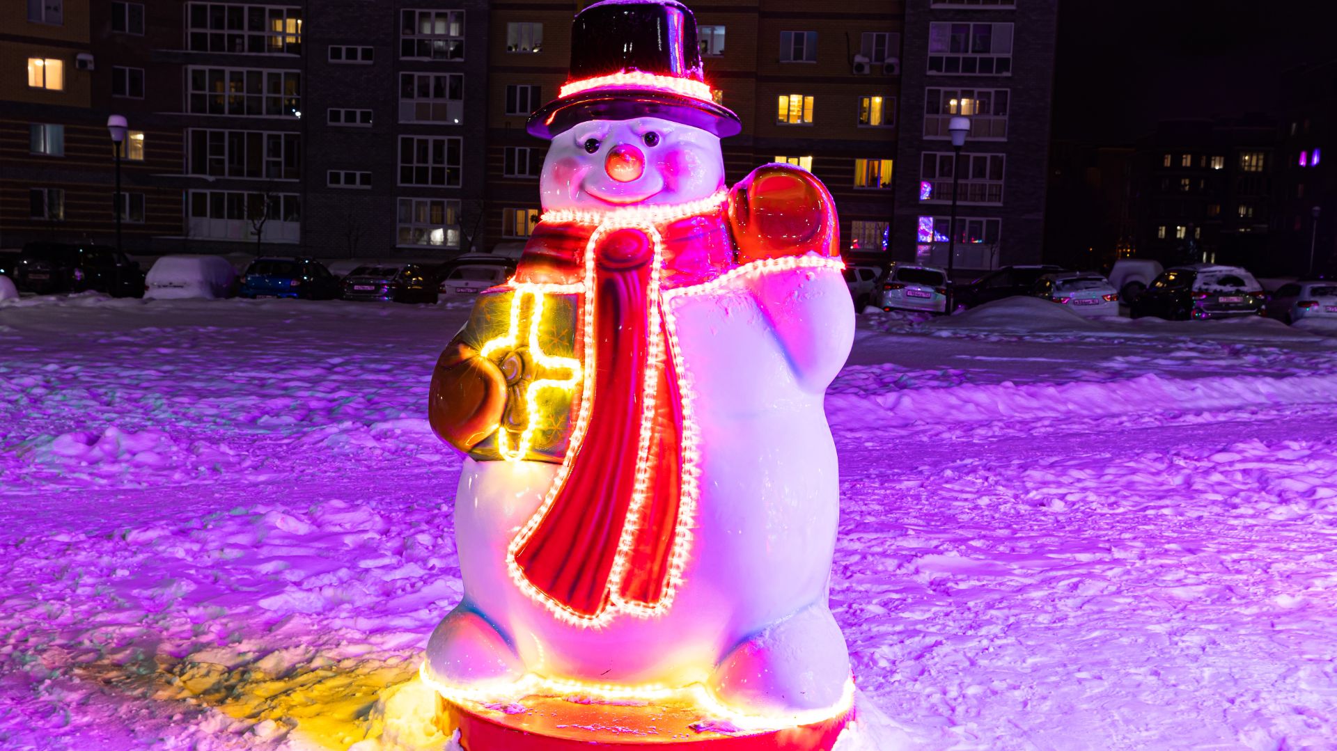 Новогодняя уличная фигура "Снеговик с подарком" из стеклопластика.