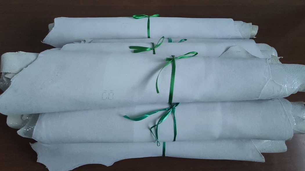 Коробка № АТ019   ФАНТАЗИЯ МРС Декорация на белой овчинной коже