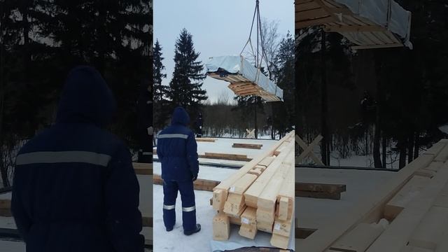 Этап строительства дома из клееного бруса. Разгрузка краном