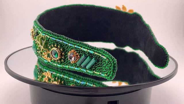 Ободок из бисера с нефритом.