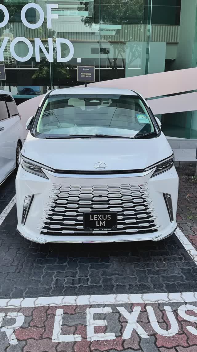 Lexus LM — роскошный гибридный минивэн | 📍Lexus Singapore