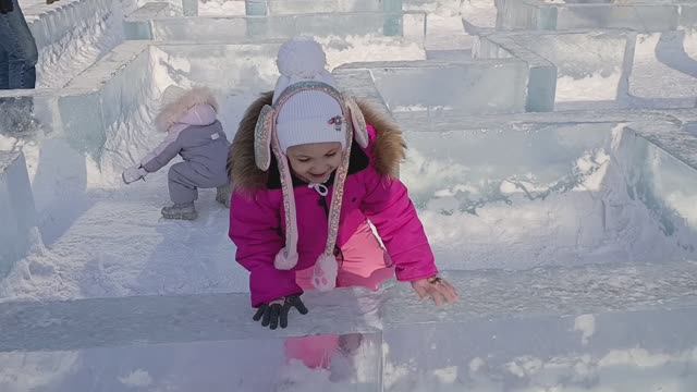 Настя исследует ледяной городок: горка, избушка и волшебный лабиринт