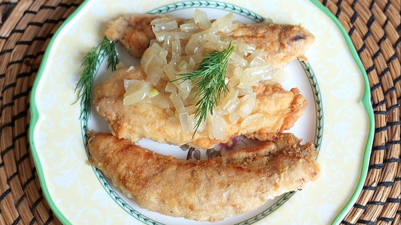 Свежая икра судака жареная ястыками в панировке. Прекрасно сочетается с жареным луком.