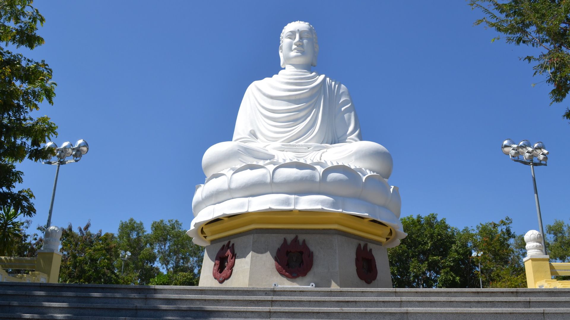 Пагода Лонг Шон (Белый будда) своим ходом.Нячанг. Вьетнам