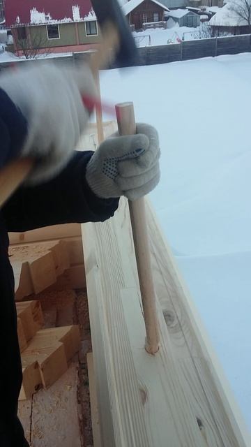 Забиваем нагель при монатже стен деревянного дома