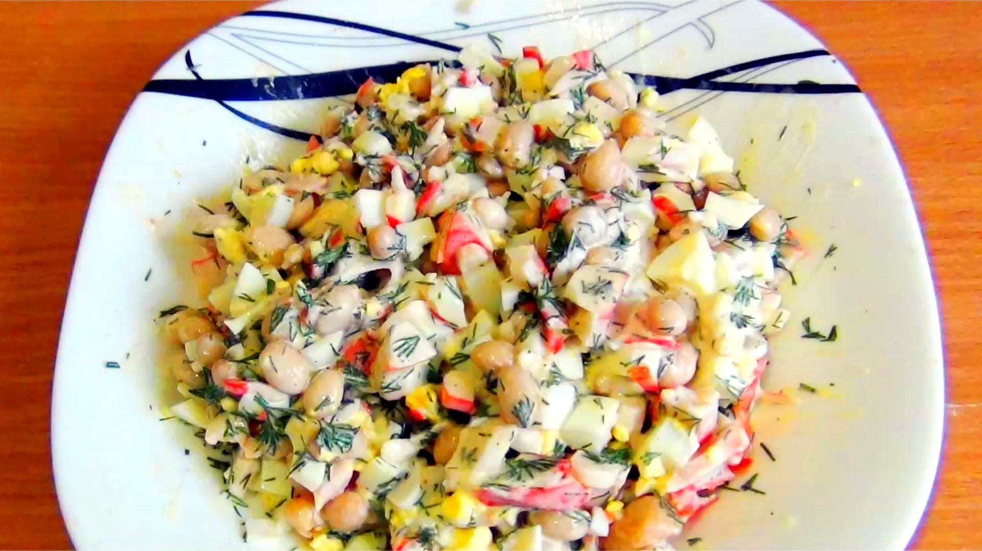 Быстрый салат из консервированной фасоли и крабовых палочек - рецепт