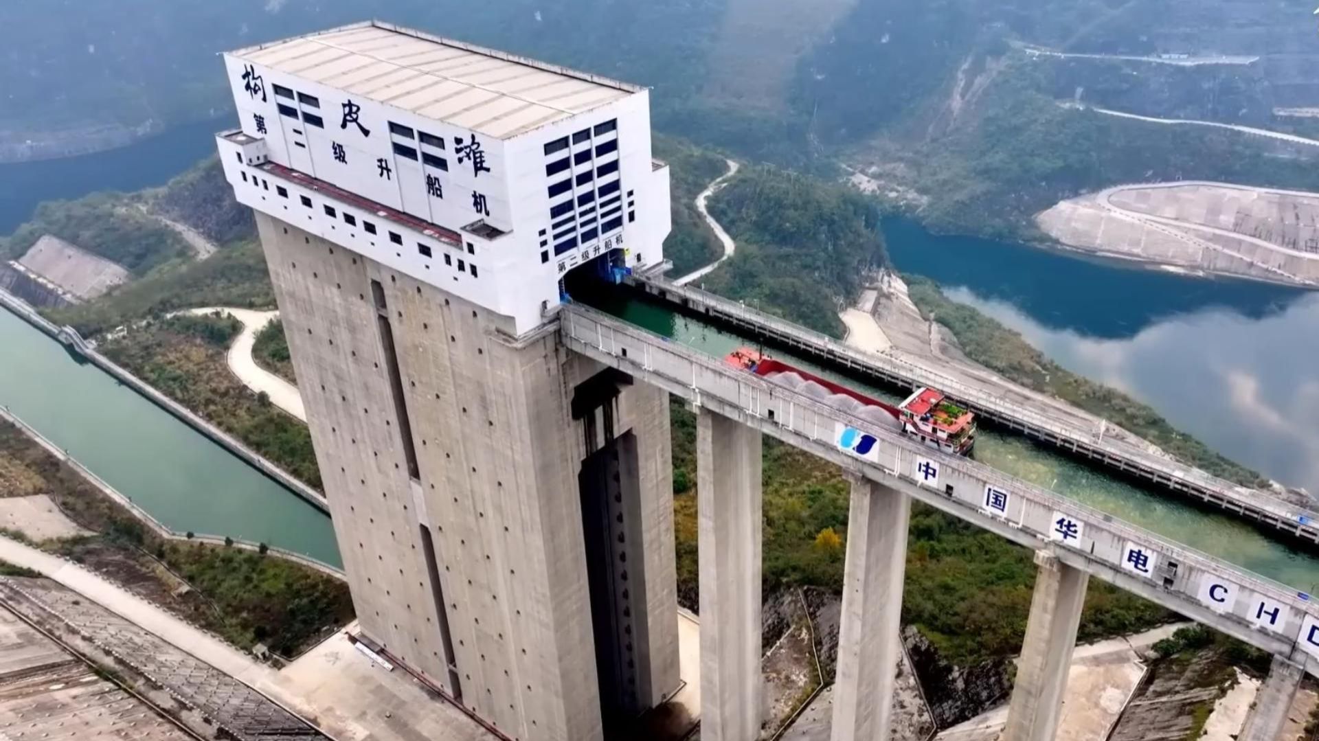 Китай построил гигантский лифт для кораблей.