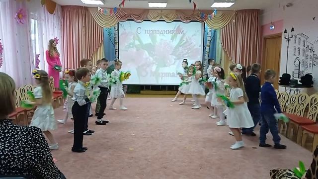 ВХОД НА 8 МАРТА С ЦВЕТАМИ
