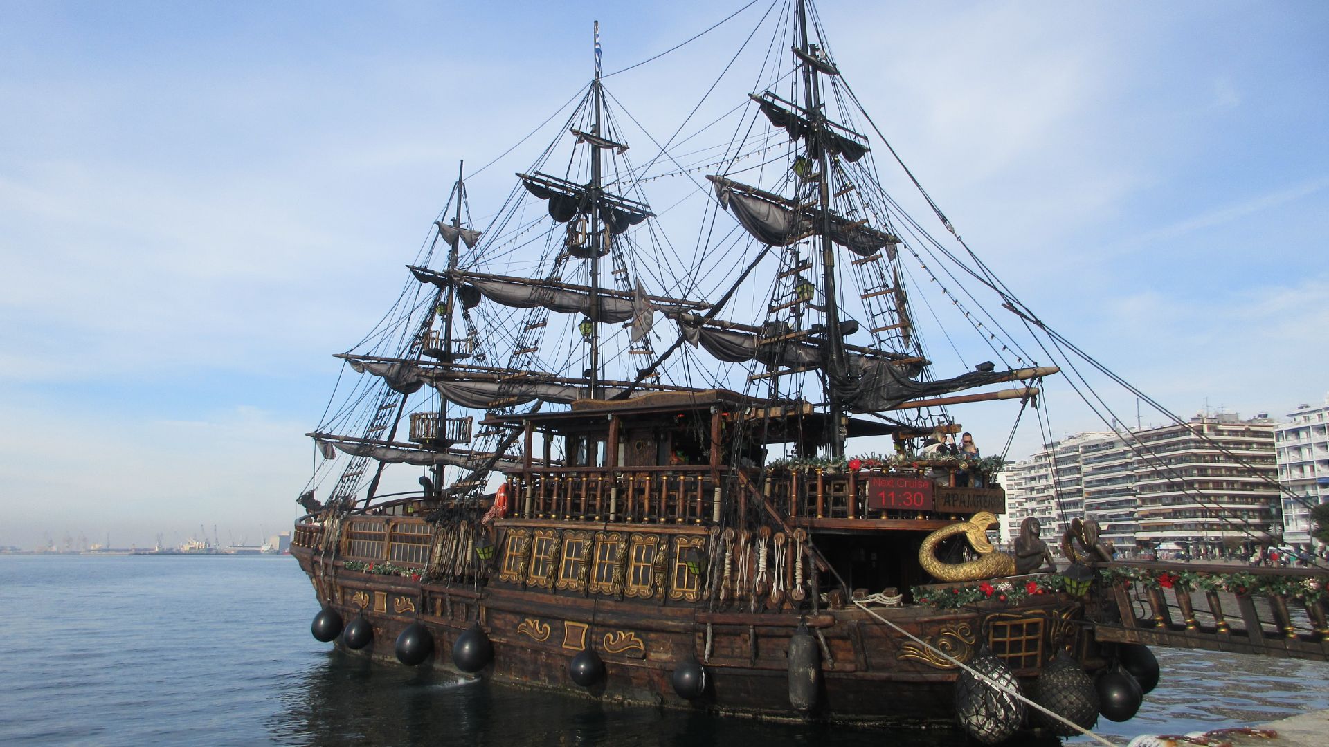 Салоники Пиратский корабль
