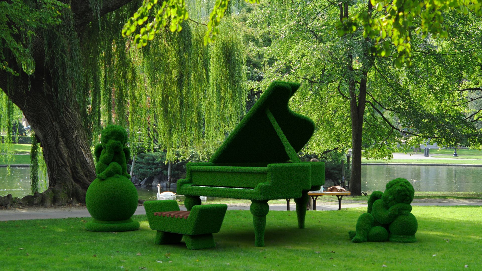 "Рояль" фигура из искуственной топиарной травы.