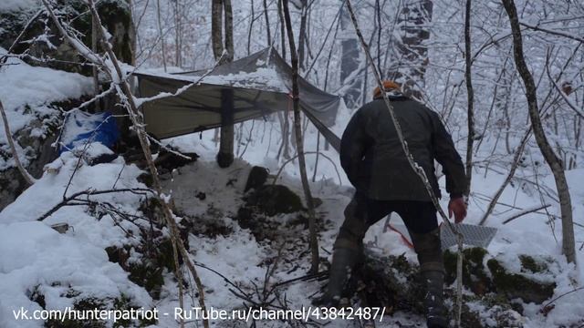 🌨️🌬 Пережить зиму в течение 3 дней в одиночестве 🔥Под упавшим деревом, укрывшись только брезентом