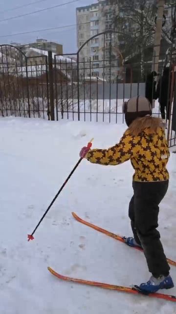 Алиса встала на лыжи