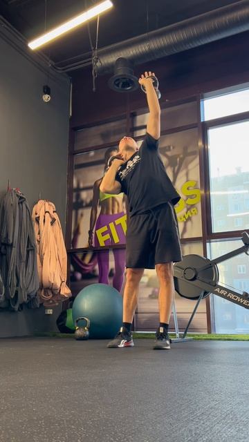 Жим гирей стоя с наклоном