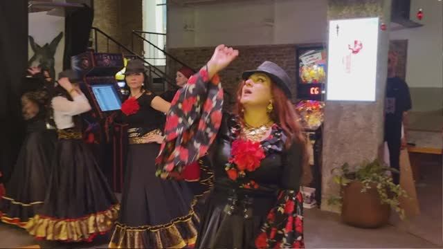 ПЕСНИ И ТАНЦЫ "Я МИЛОГО УЗНАЮ ПО ПОХОДКЕ". АРТИСТЫ НА ПРАЗДНИК. Е. Берлин и ансамбль танца Экспромт