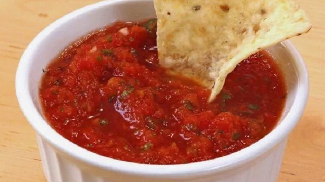 Соус сальса с перцем чили.