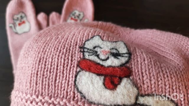 Комплект ручной вязки Котики: шапка и варежки - валяный рисунок