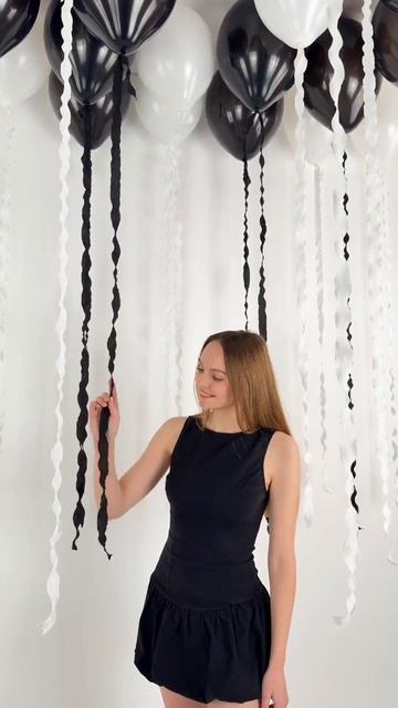 Шары под потолок с белыми и черными  декоративными  тканевыми лентами