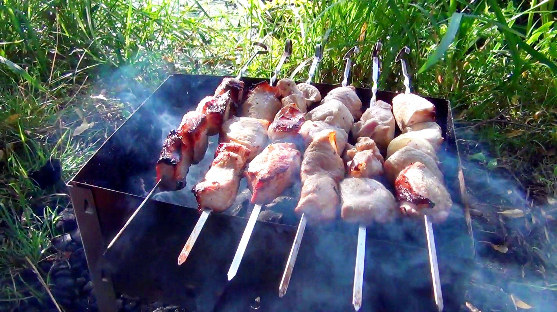 Сочный шашлык из свинины в уксусном маринаде с луком - рецепт