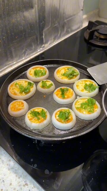 Яичница в луковых кольцах на сковороде