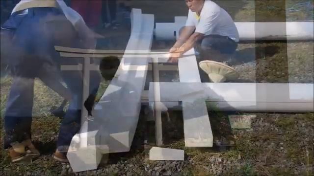 Церемония строительства и освящения тории у синтоистского храма