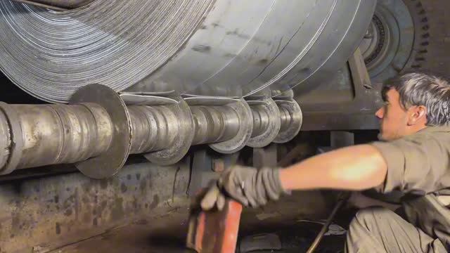 Как стальные рулоны превращаются в стальные трубы.