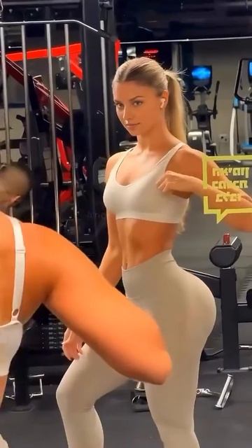 Посмотрите какая попка.