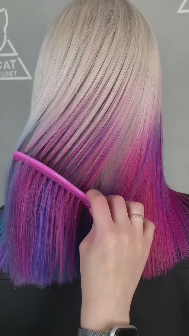 очень смелое яркое окрашивание - белоснежный блонд плюс цветое омбре! Выглядит просто восхитительно!