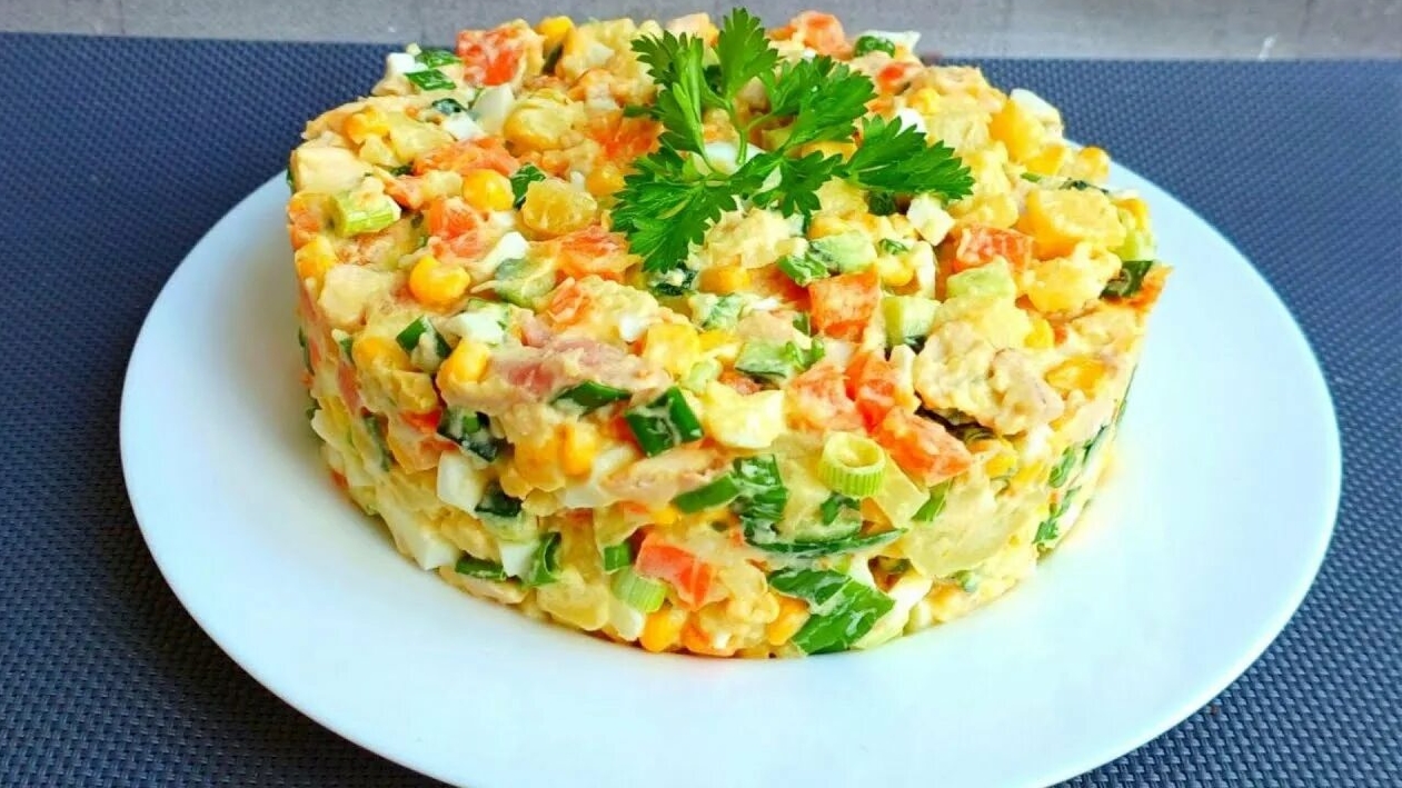 Салат с копченой курицей и кукурузой🥰