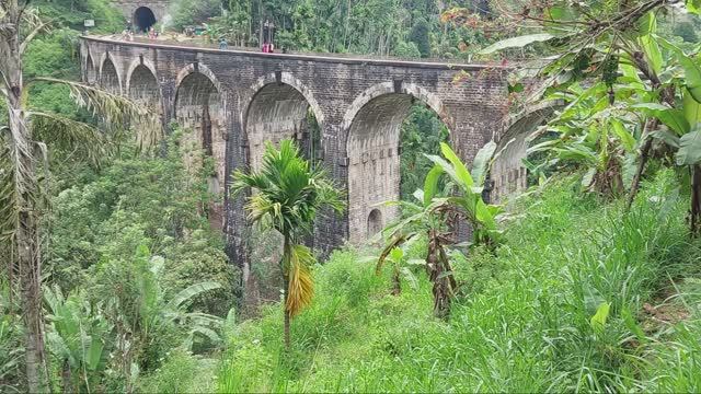 Шри-Ланка: Малый пик Адама, Девятиарочный мост и водопад Равена