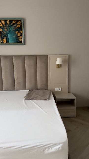 Кровать для отеля с мягким изголовьем. Мебель от Компасс-Стиль