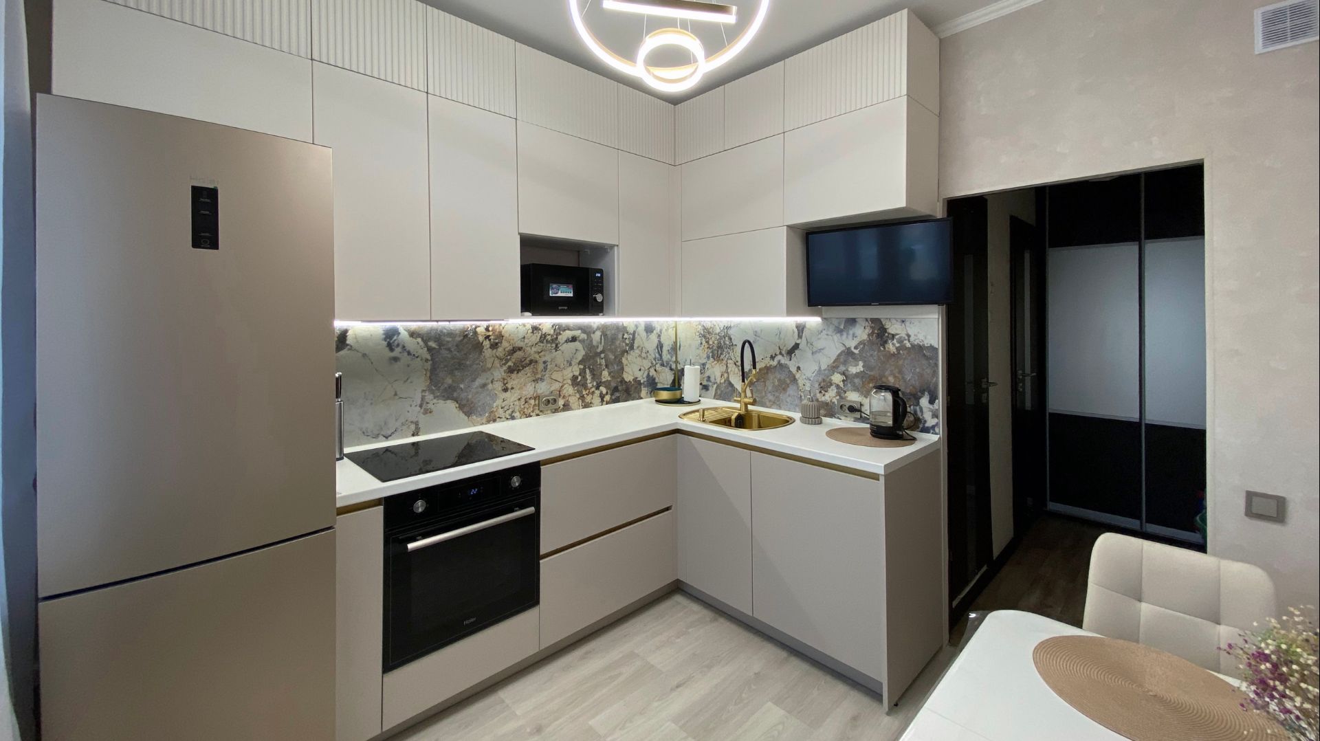 Кухня с трендовыми элементами в планировке ДСК