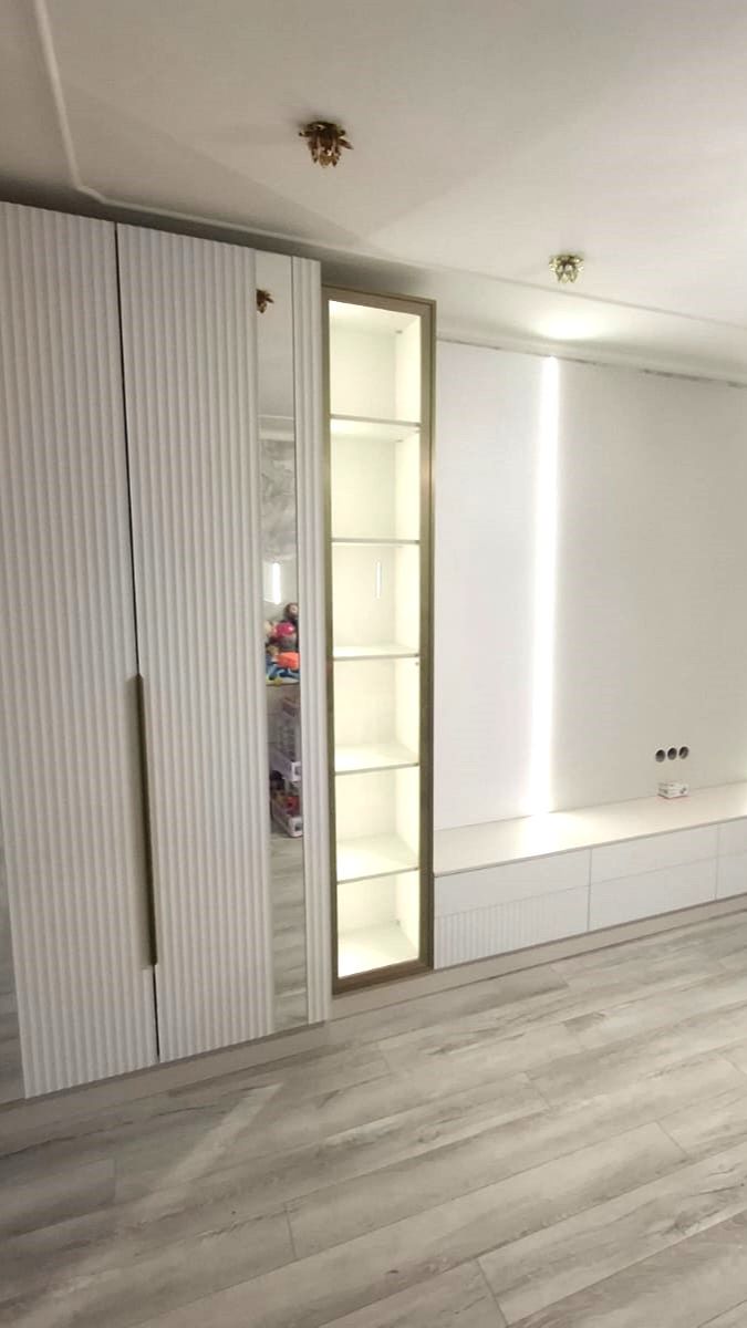 Алима - современная стенка в гостиную, фасады с фрезеровкой в эмали с подцветкой на заказ в Москве