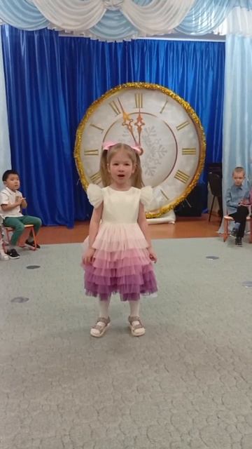 "Снежинка-балеринка", Читает: Потапова Алиса, 4года