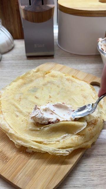 Начинка для блинов изысканная и вкусная - сливочный сыр, пикантные томаты и нежный авокадо