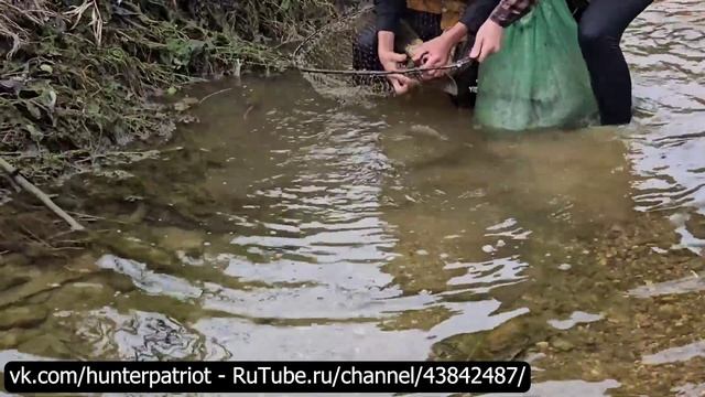 🍲🎣 Приготовление пищи, ловля крупного карпа и сома методом запруживания воды –Повседневная жизнь🌍