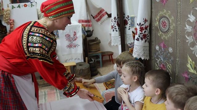 Дошколята посетили выставку необычных экспонатов, посвящённую известным сказочным артефактам