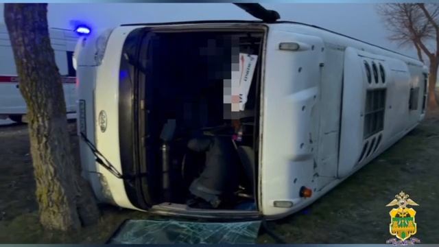 Сильный ветер и гололедица стали причиной съезда с дороги вахтового автобуса в Анапском районе.