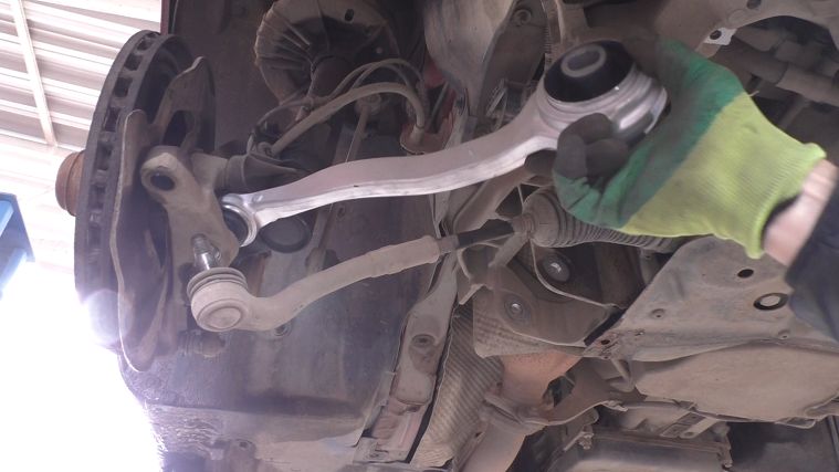 Замена передних рычагов подвески на Mercedes Benz CLC 200 1,8 Мерседес Бенц ЦЛЦ 200  2008