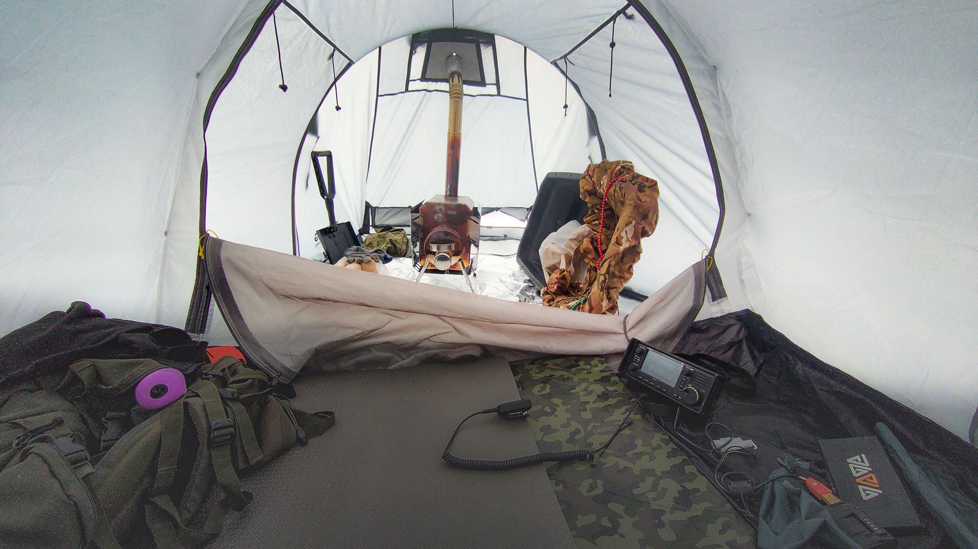 ЗИМНИЙ ЭФИР. Палатка с печкой и трансивер ICOM 705.