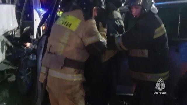 В Макеевке сотрудники МЧС России работали на месте ДТП